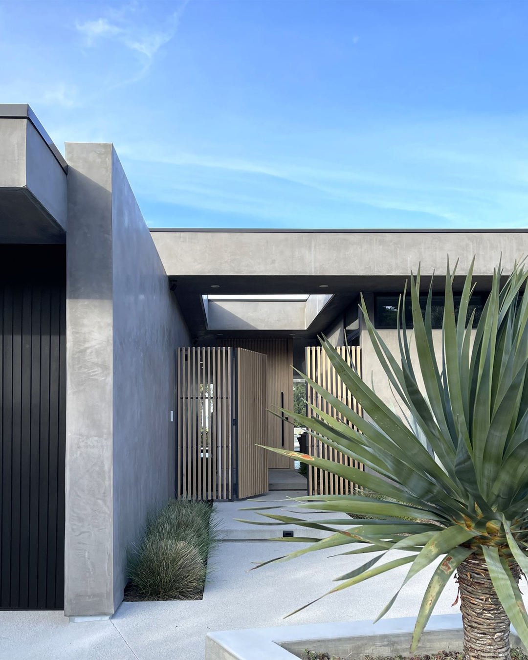 Studio AZ's Modern Design: Overlapping Planes and Natural Materials ...